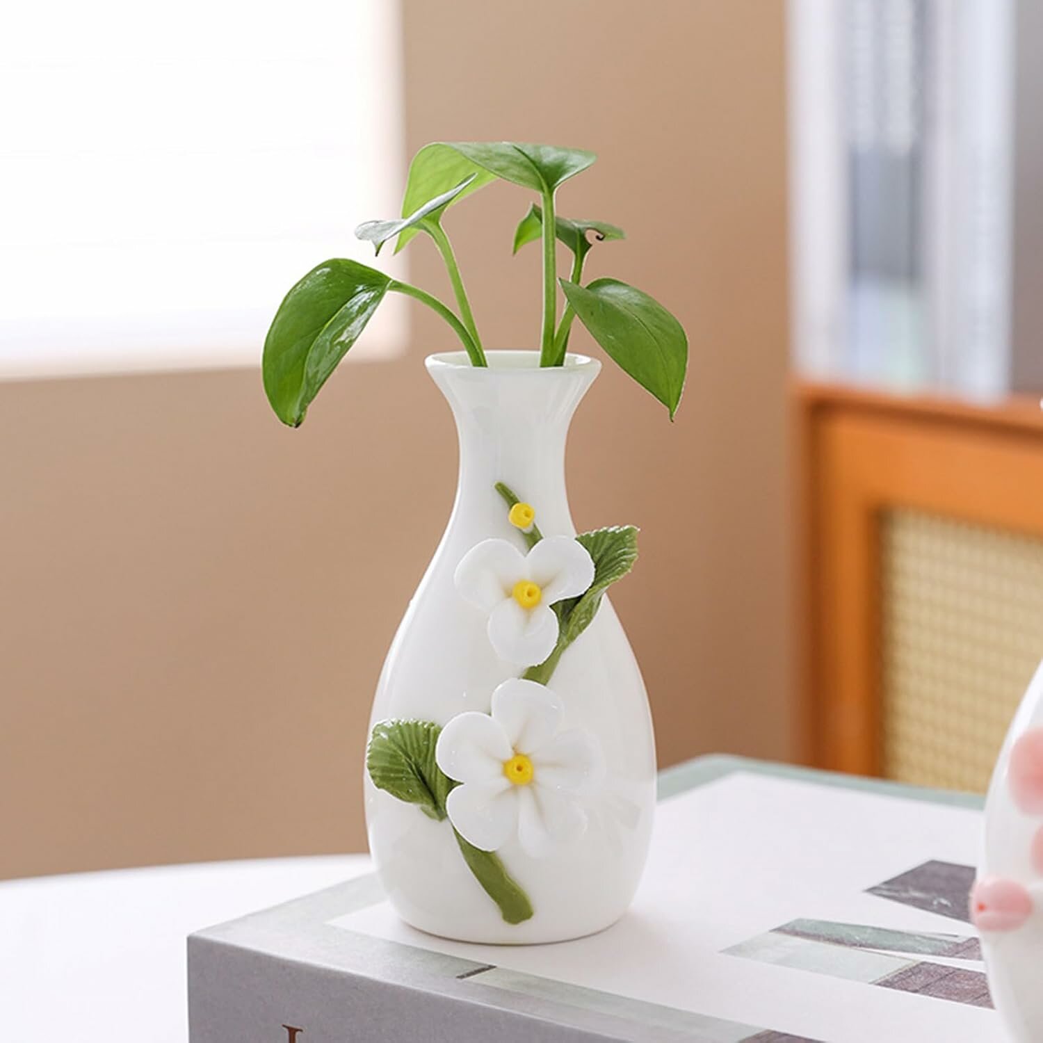 HAQI Декоративная керамическая ваза для цветов с 3D рельефным цветочным узором, для сухих/свежих цветов, домашний декор в стиле современный фермерский дом, украшение стола, полки или гостиной