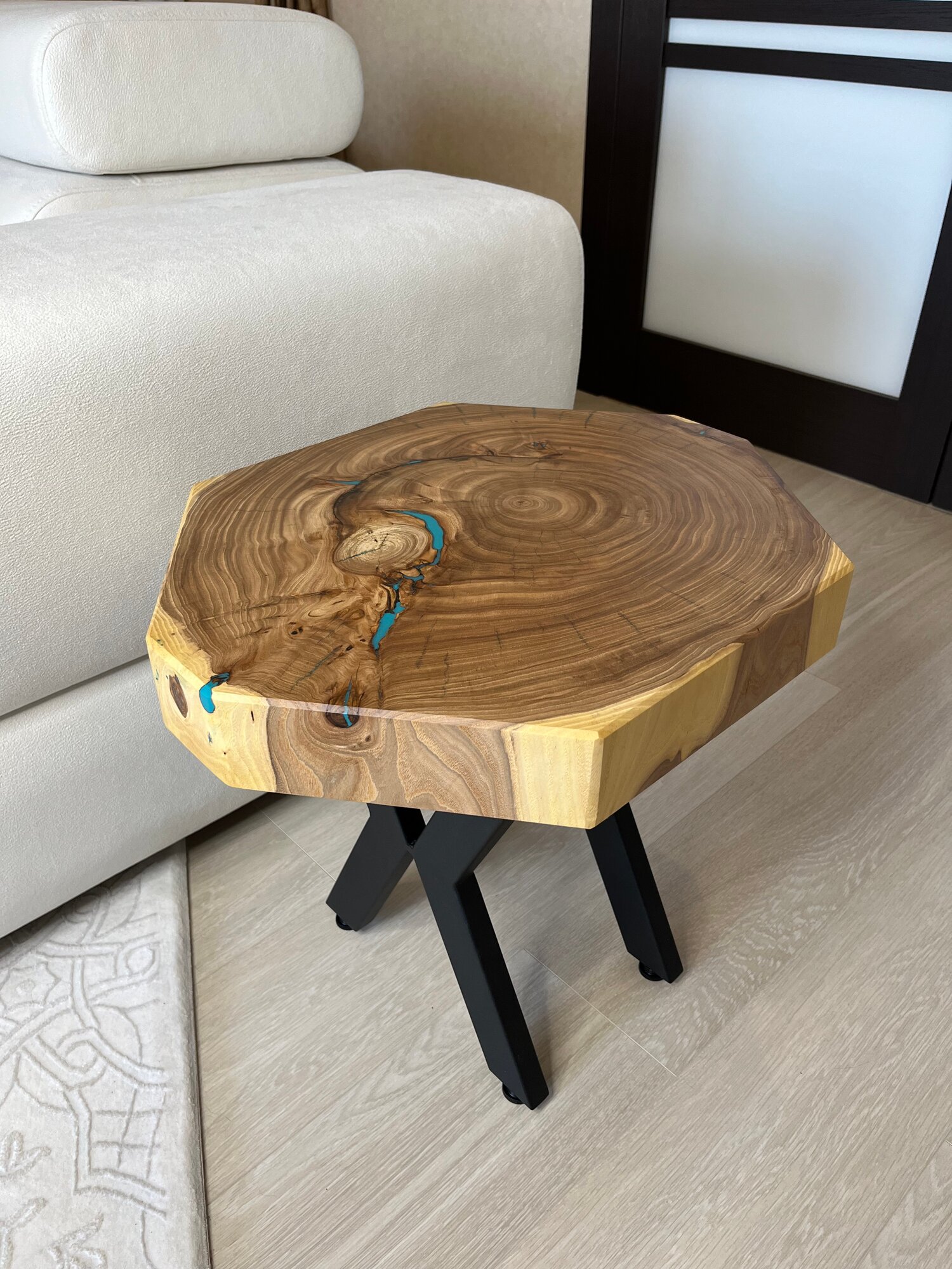 Журнальный столик из карагача 53х43х7,3 см, стол из эпоксидной смолы, 2 ножки