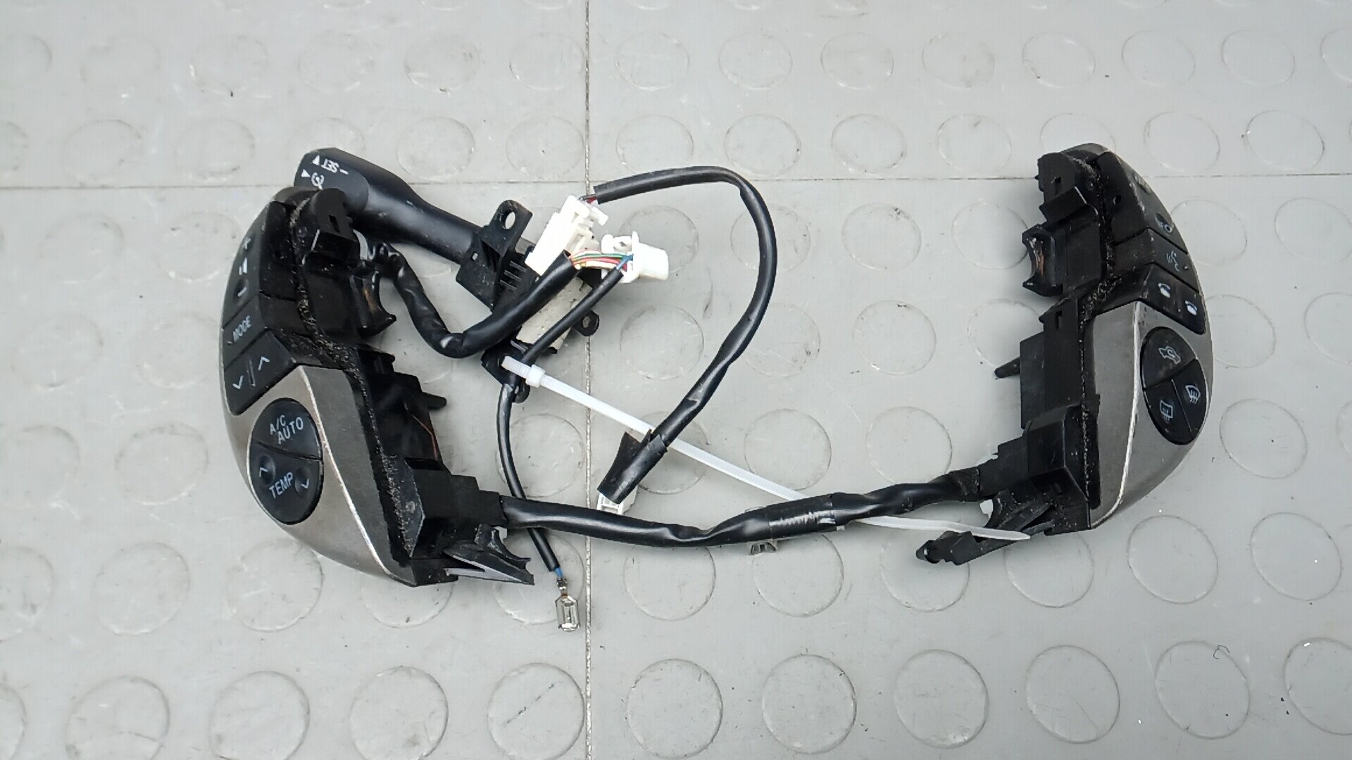 Кнопки руля TOYOTA PRIUS XW20