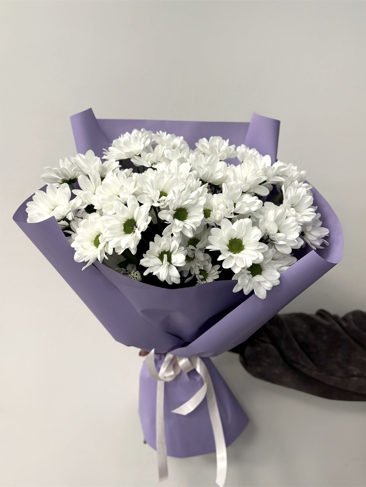 Букет из 7 белых кустовых хризантем в упаковке, монобукет, 50 см