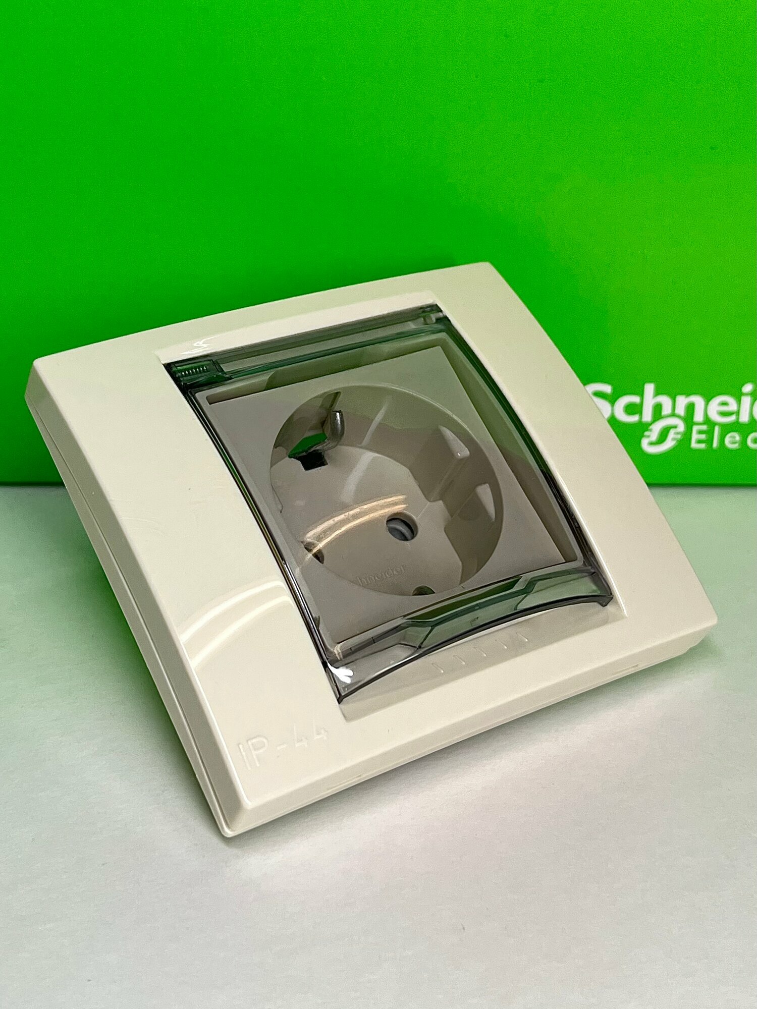 NU003744 UNICA NEW розетка с заземл, со шторками, с крышкой, IP44, бежевый Schneider Electric