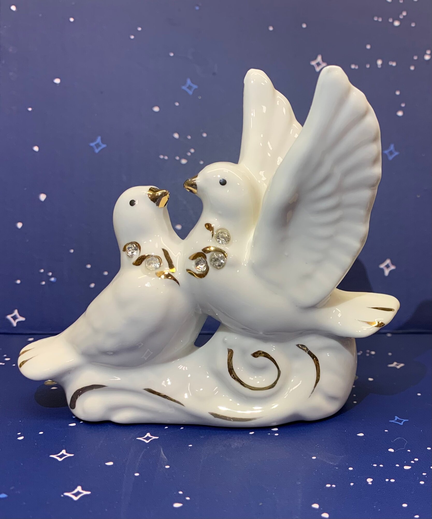 Статуэтка "Голубь и голубка", фарфор, с золотом, со стразами, белая
