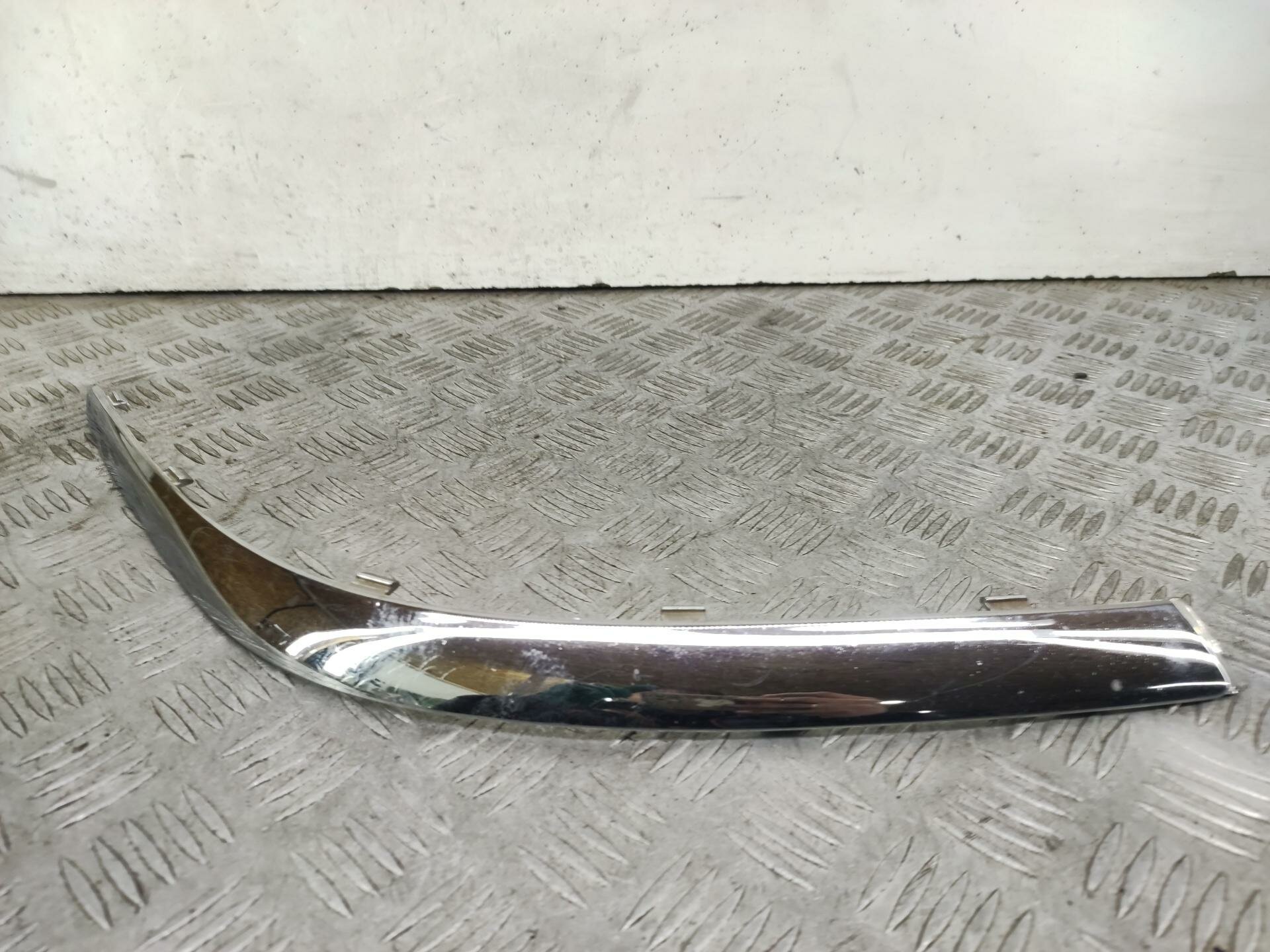 Молдинг переднего бампера правый верхний Citroen Xsara Picasso рест. 2009