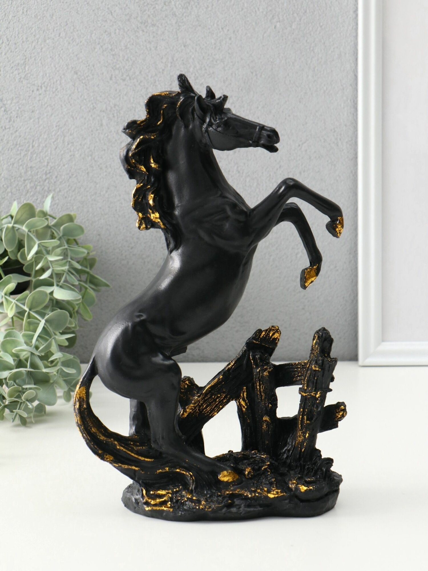 Фигура литьевой мрамор "Конь у ограды" Н-30 L-24 W-10 см Цвет: Черный с позолотой