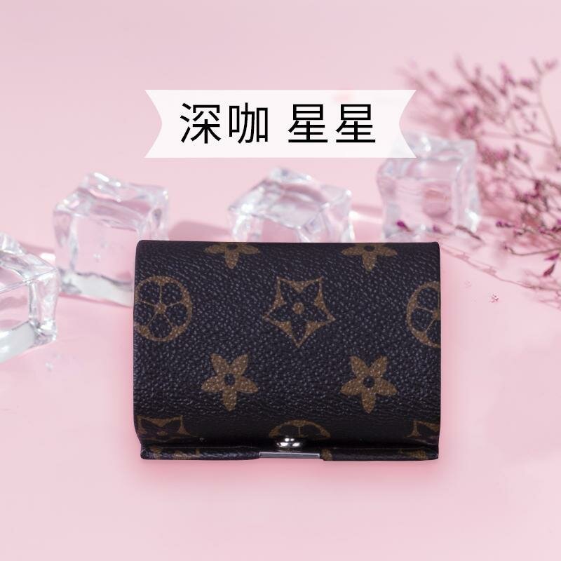 Изысканный портативный футляр для хранения вмещает две помады и оснащен зеркалом для защиты помад, украшений и USB-накопителей.