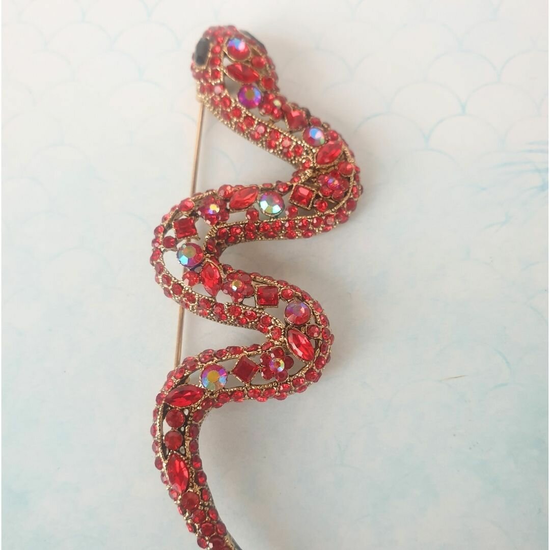 Брошь, стразы