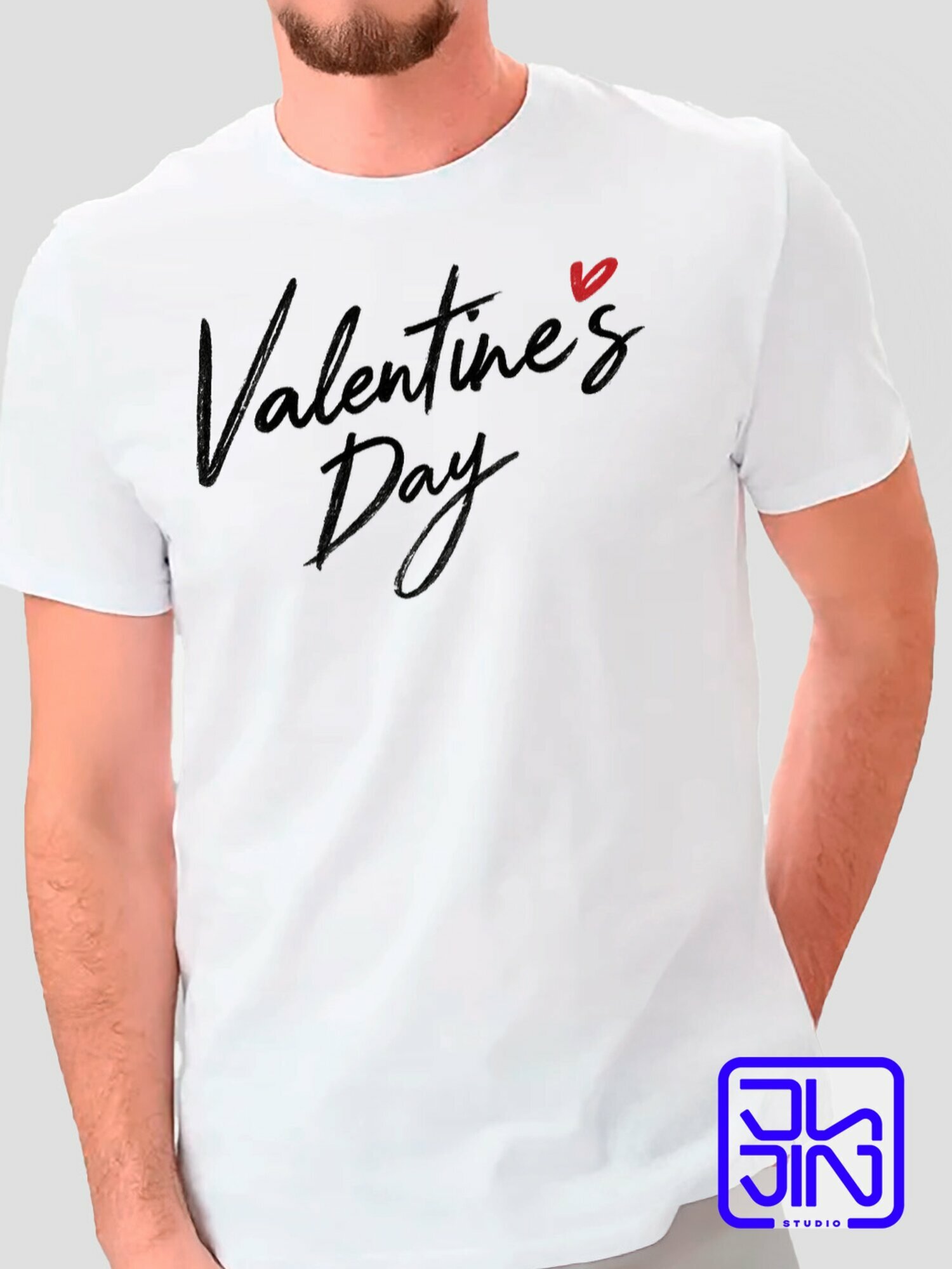 Футболка классическая мужская с авторским принтом Минималистичная черно-белая надпись с красным сердцем для дня святого Валентина, белый хлопковый трикотаж с прикольным рисунком на груди