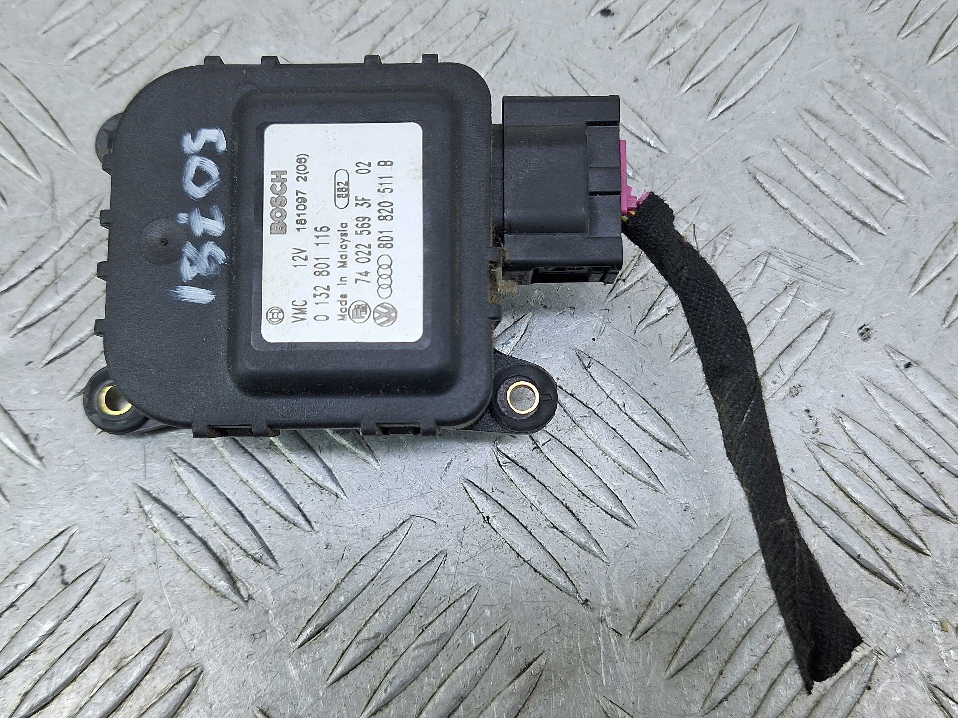 Моторчик заслонки печки Volkswagen Passat B5 1998 8D1820511B