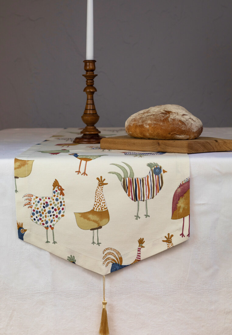 Дорожка на стол Курочки 38*158 см с уголком с кисточками