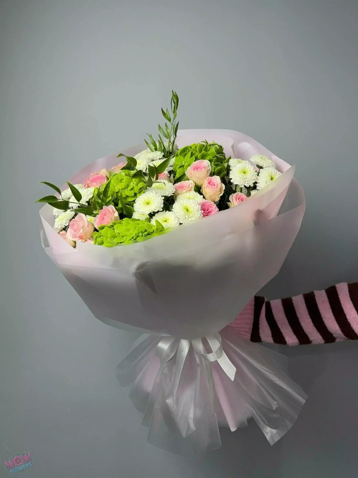 "Шёлковое облако", кустовые розы, хризантемы и гортензии в оформление