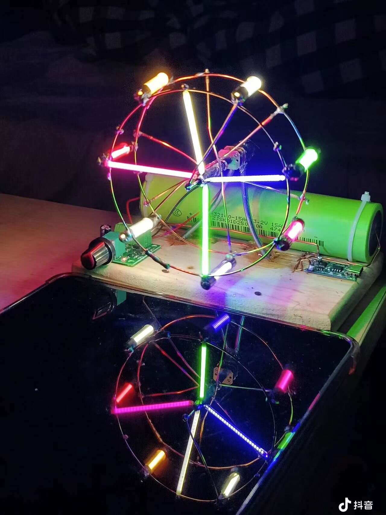 DIY маленький ночник в виде карманных колес на столе