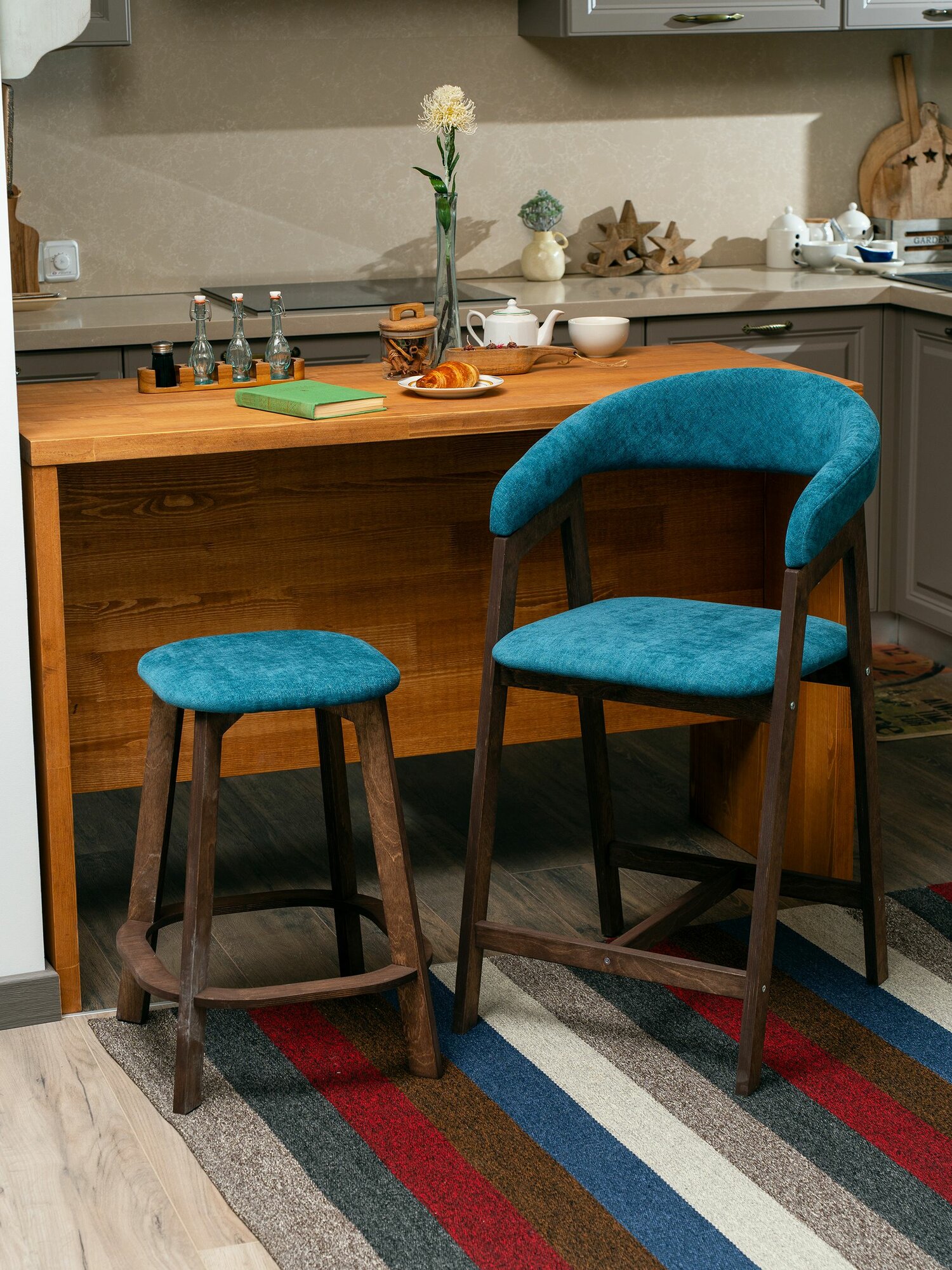 Мягкий полубарный стул + полубарный табурет для кухни