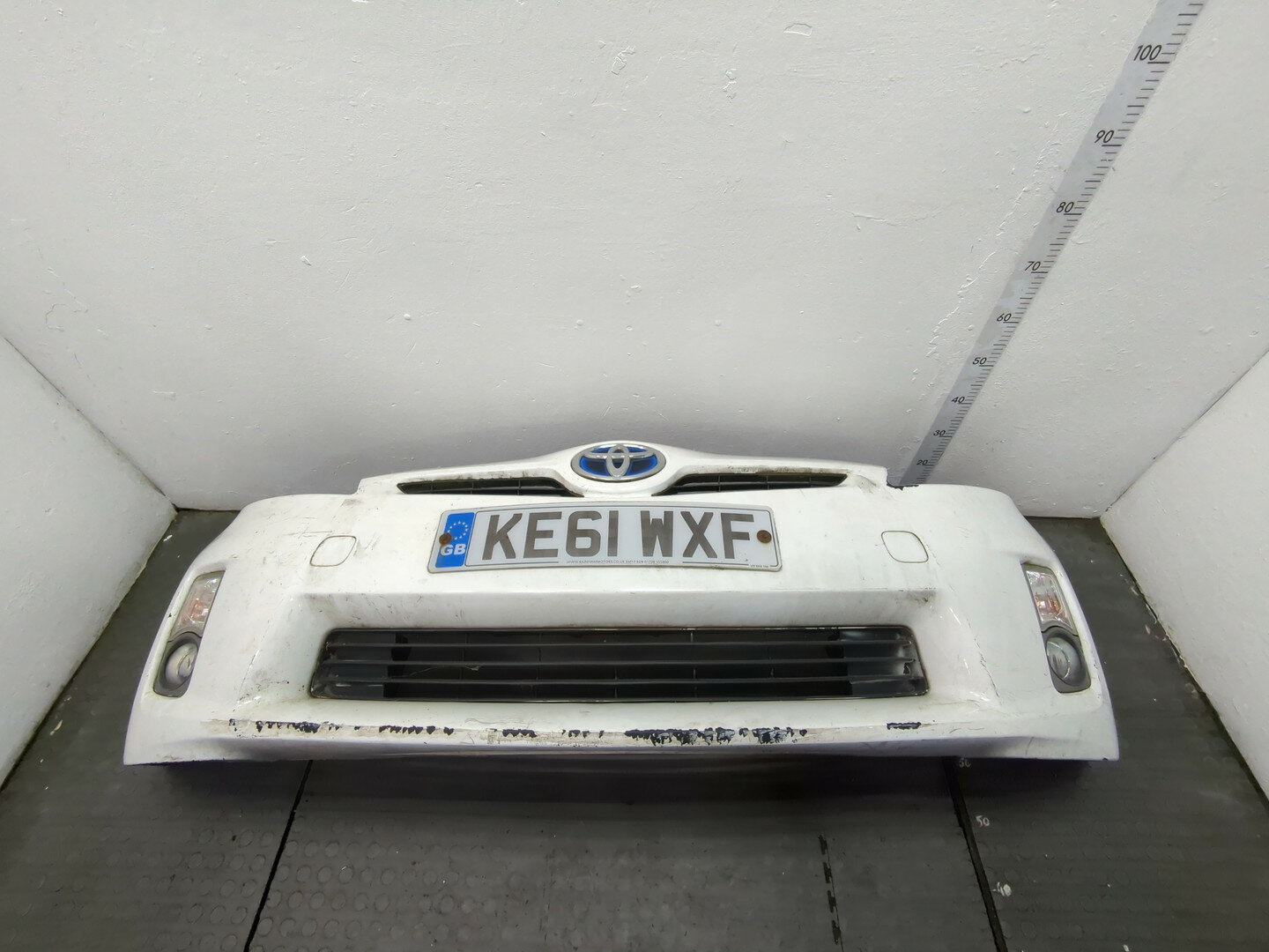 Бампер передний Toyota Prius Б/У