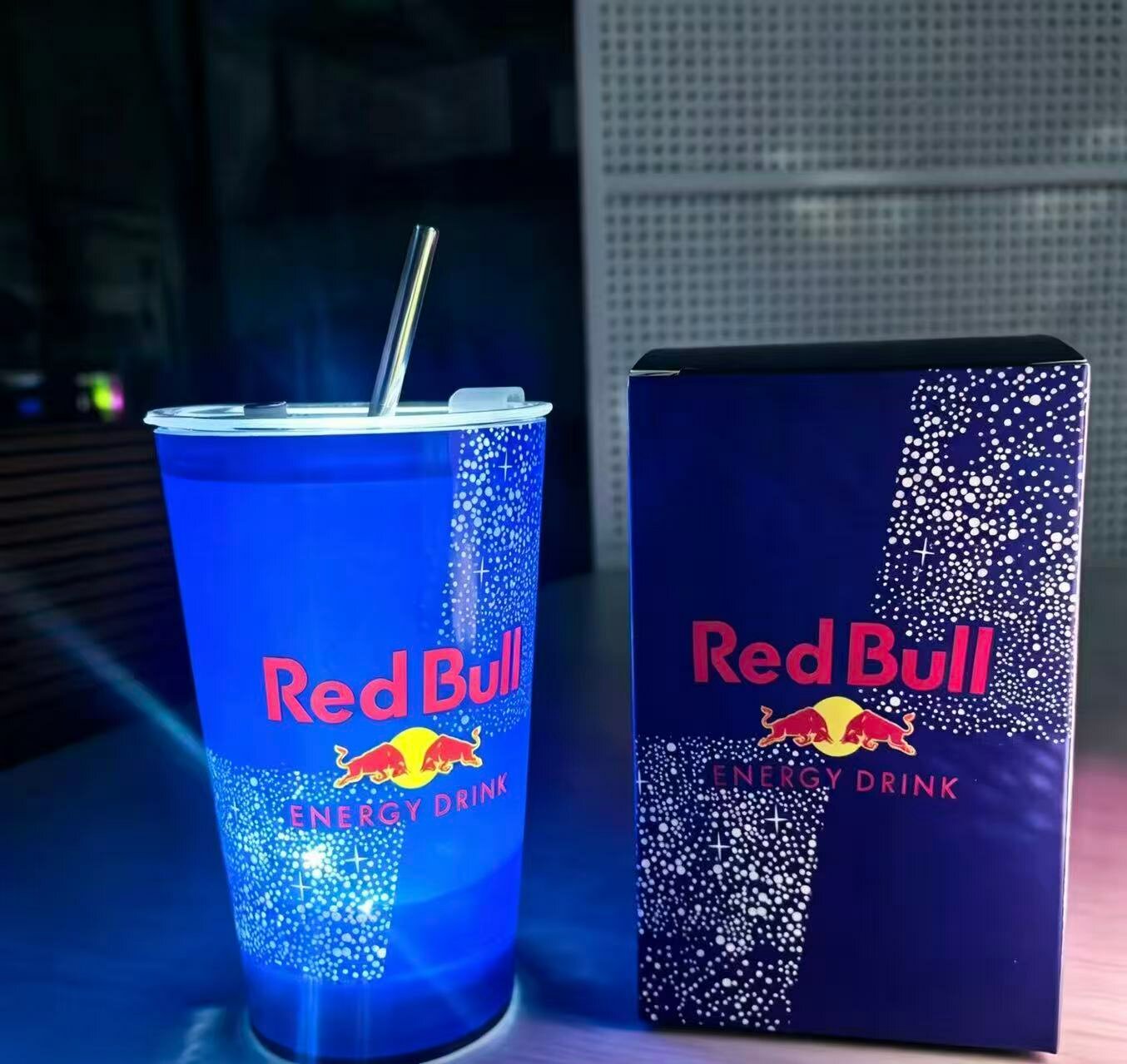 Кружка Red Bull, 420мл, синяя, с металлической соломинкой, крышкой,1 комплект