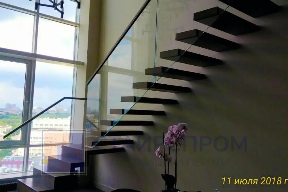 Лестница консольная с ограждением из стекла L=2500 мм, H=2750 мм. СтаирсПром