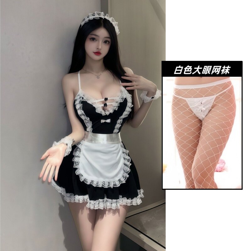 Милая и игривая форма горничной, соблазнительный наряд горничной, милый кружевной комплект нижнего белья для ролевых игр. Черно-белые чулки в сеточку.