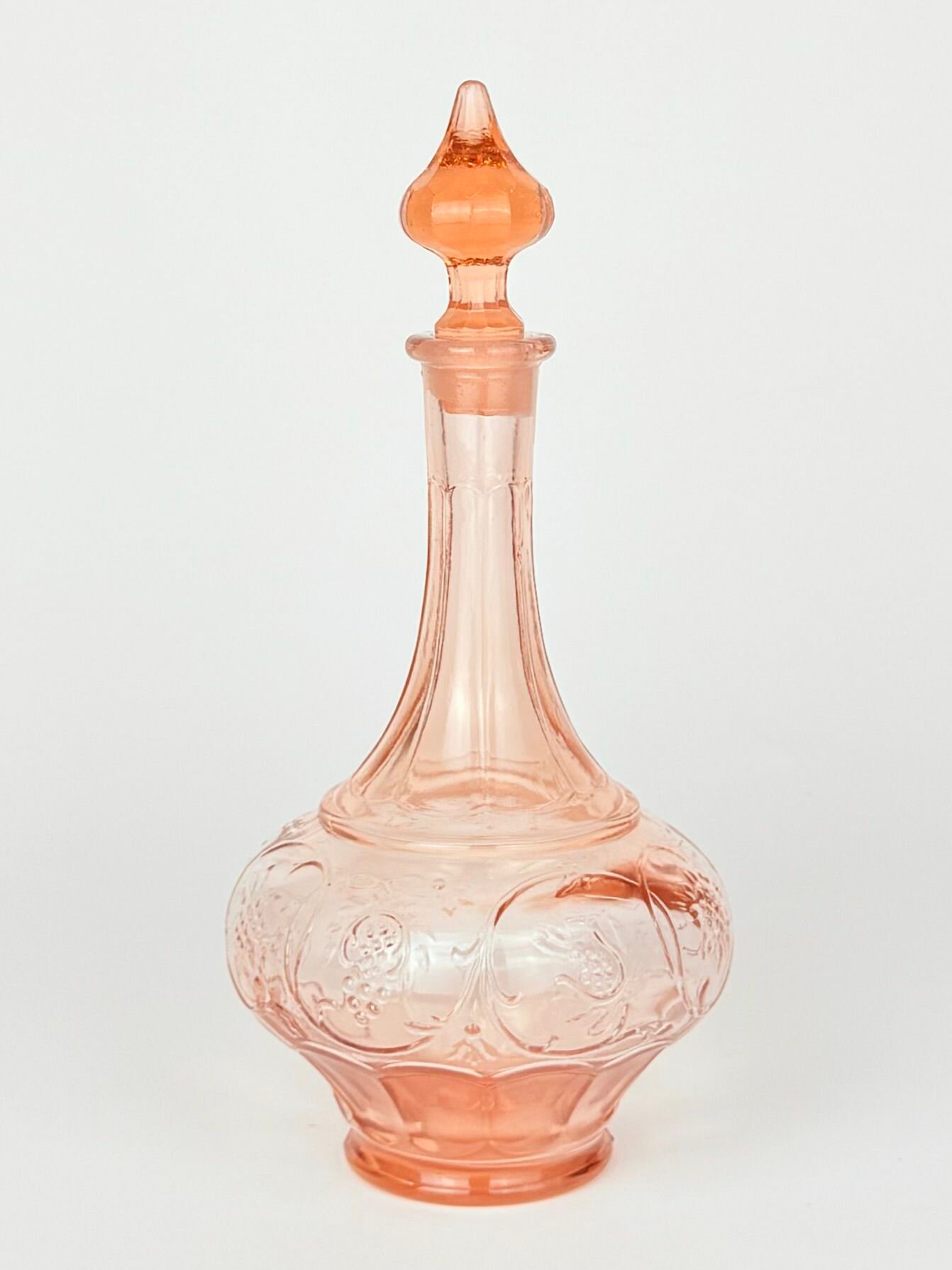 Миниатюрный винтажный графин-штоф, розовое стекло, СССР, 1960-е гг. Высота 26 см.