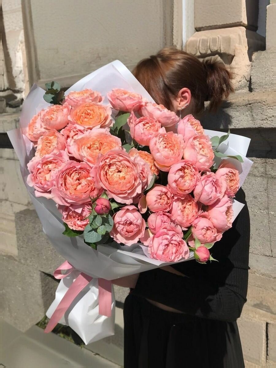 Букет из кустовых пионовидных роз Джульетта и эвкалипта