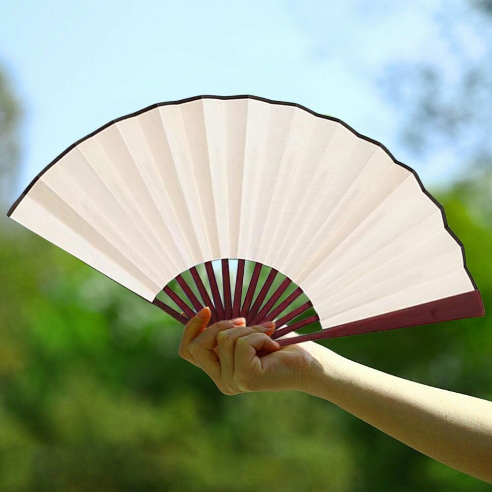 Складывающийся веер из шелковой ткани является украшением дома