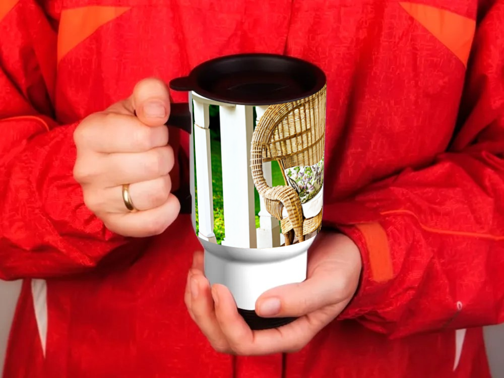 Тремокружка для авто с принтом "Веранда в стиле кантри, с соломенным креслом и корзинами" 0.5 л.