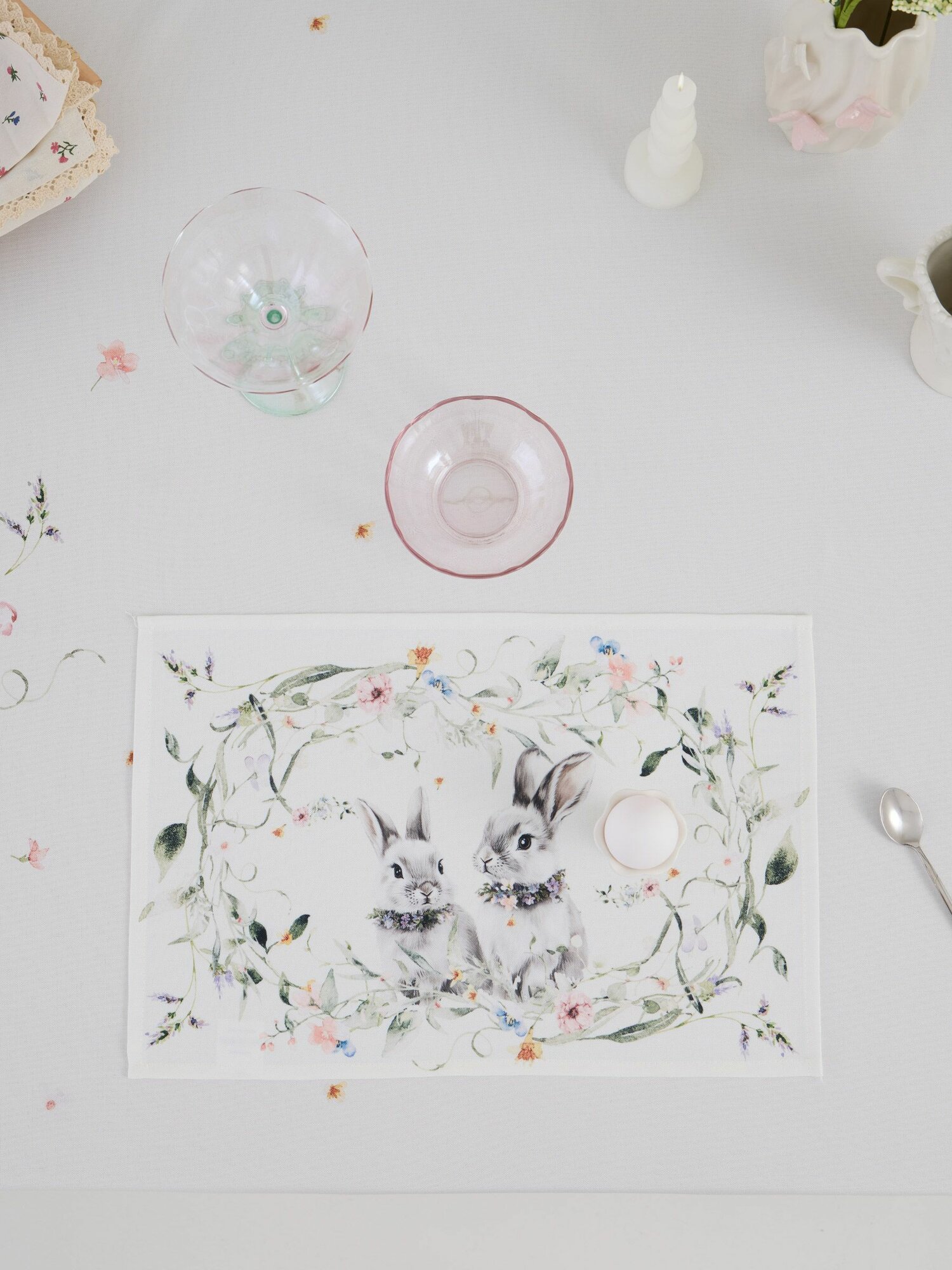 Салфетка под приборы, 30х45 см, полиэстер, белая, Кролики и цветы, Rabbits in flower, Kuchenland