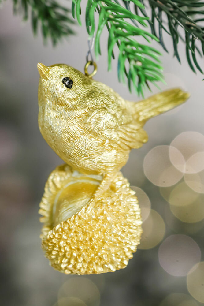 Ёлочная игрушка птичка-малютка на каштане, полистоун, золотая, 7 см, Goodwill Q64208-3