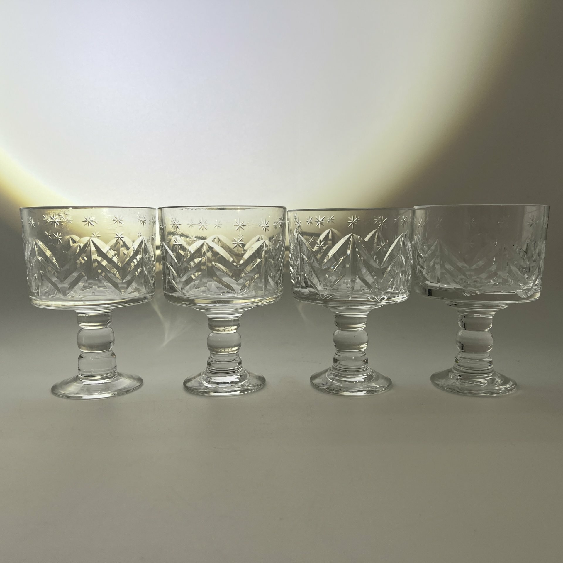 Набор из 4-х фужеров, украшенных изображением снежинок, хрусталь, алмазная грань