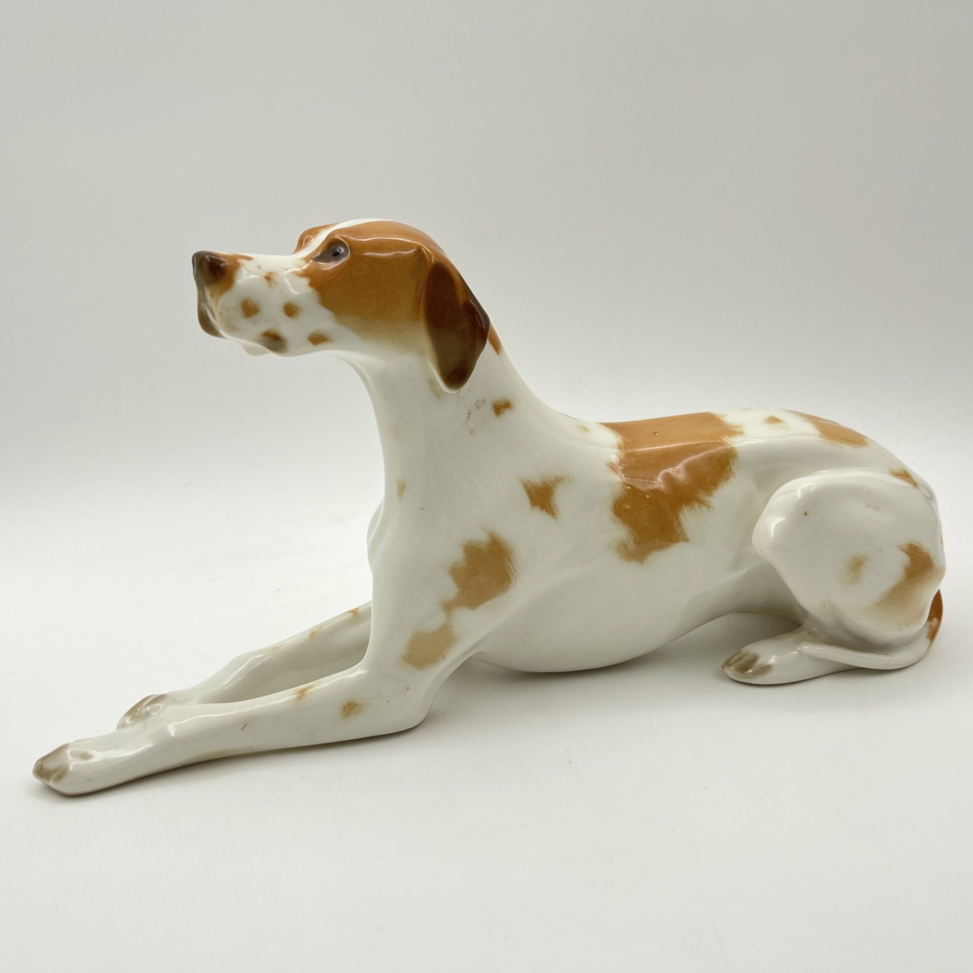 Статуэтка "Пойнтер", скульптор И. И. Ризнич, фарфор, роспись