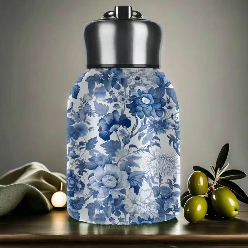 Бело-голубая фарфоровая чашка для воды с рисунком