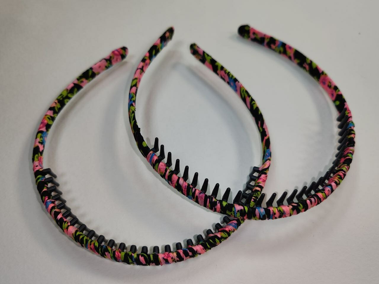 Яркий ободок для волос с зубчиками, в шелковой отделке 1 штука
