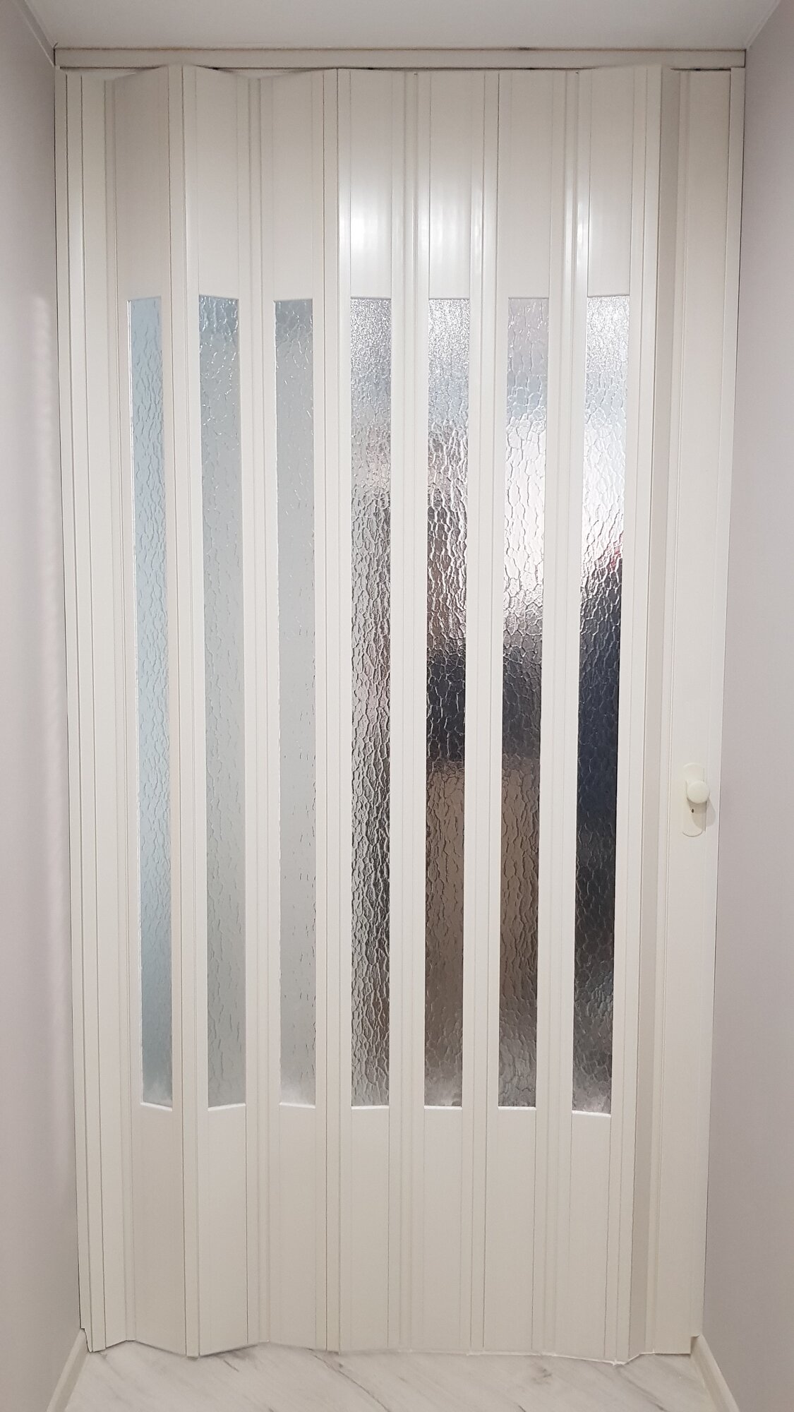 Перегородка гармошка BIG STAR 2700x725мм белый молочный полуматовый остекленная с замком и колесиками