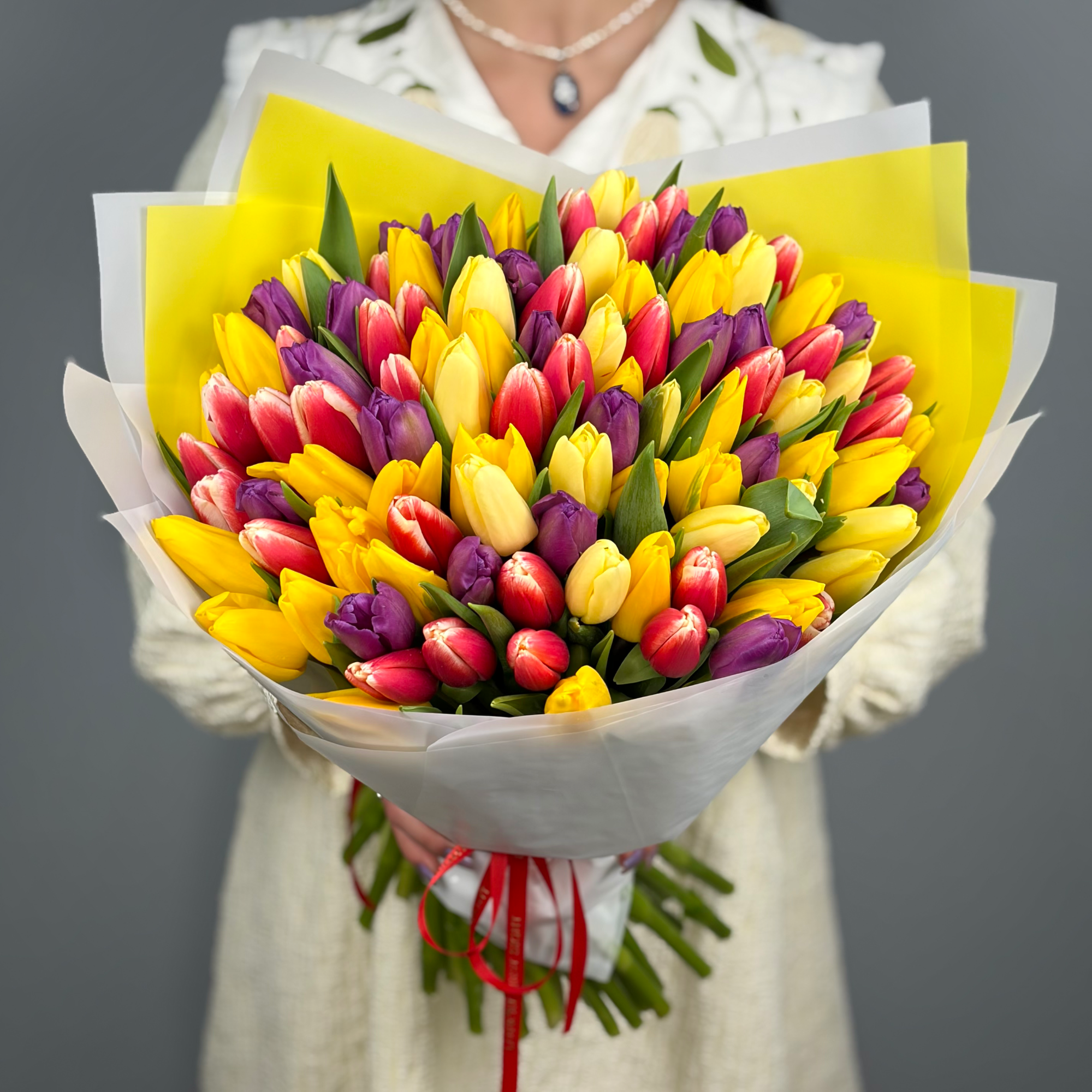 Букет из 101 тюльпанов яркий микс в стильной упаковке. «365 Поводов» - живые цветы с доставкой
