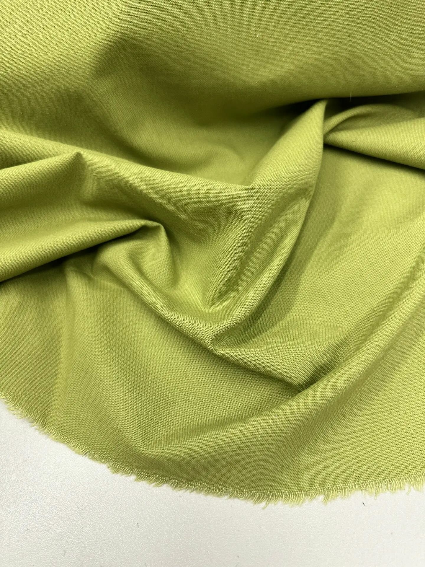 1м. Лён ткань для шитья одежды. Полулен 50% хлопок, 50% лен. Ширина 140 см. Плотность 190г/кв. м. Оливкового цвета