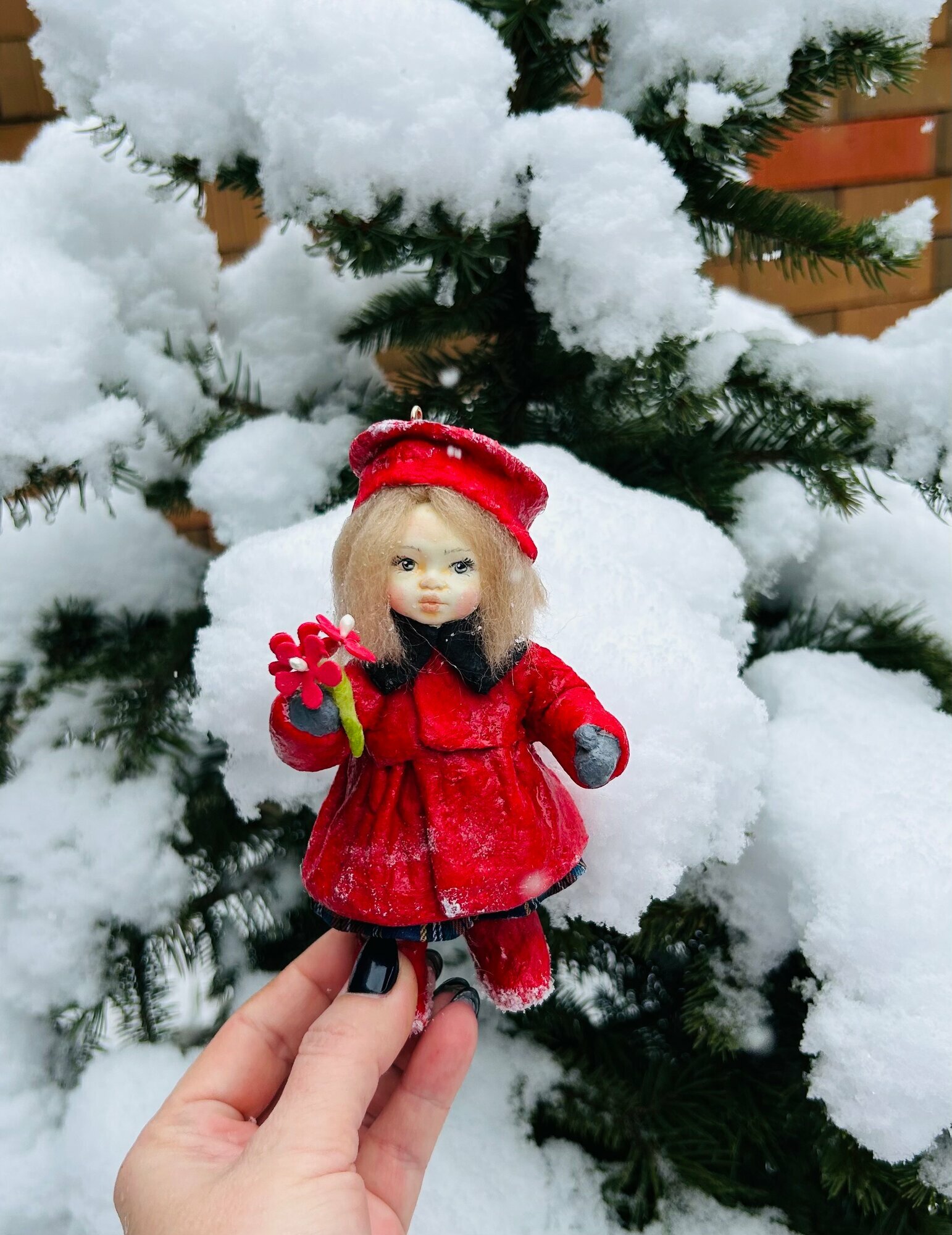 Ватная елочная игрушка - девочка с подснежниками