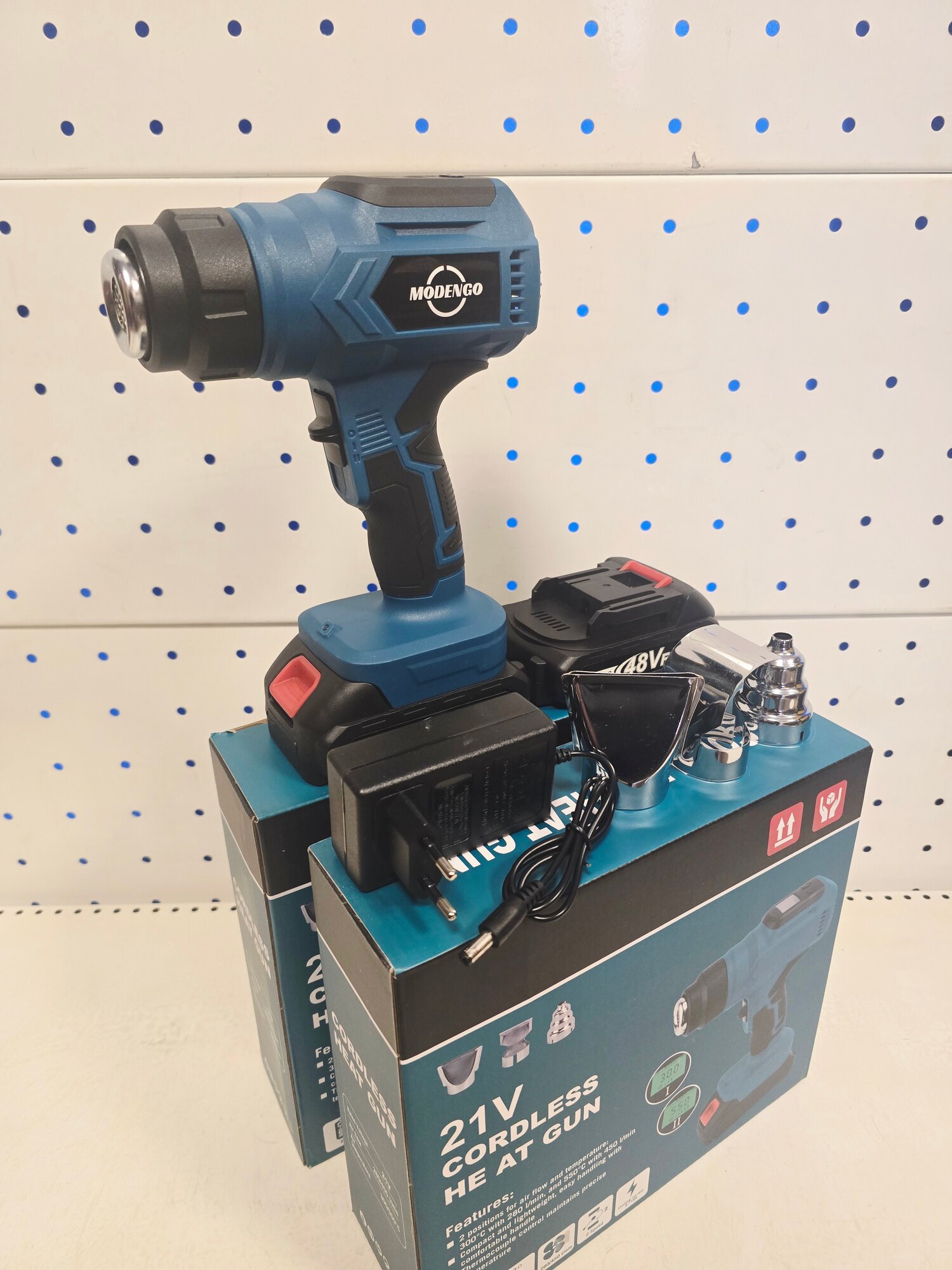 Строительный фен Modengo, 2 аккумулятора, дисплей, 300°-500°C, 3 насадки, 450л/мин