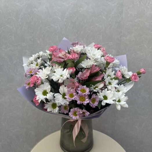 Букет из хризантемы, кустового диантуса, альстромерии и сантини