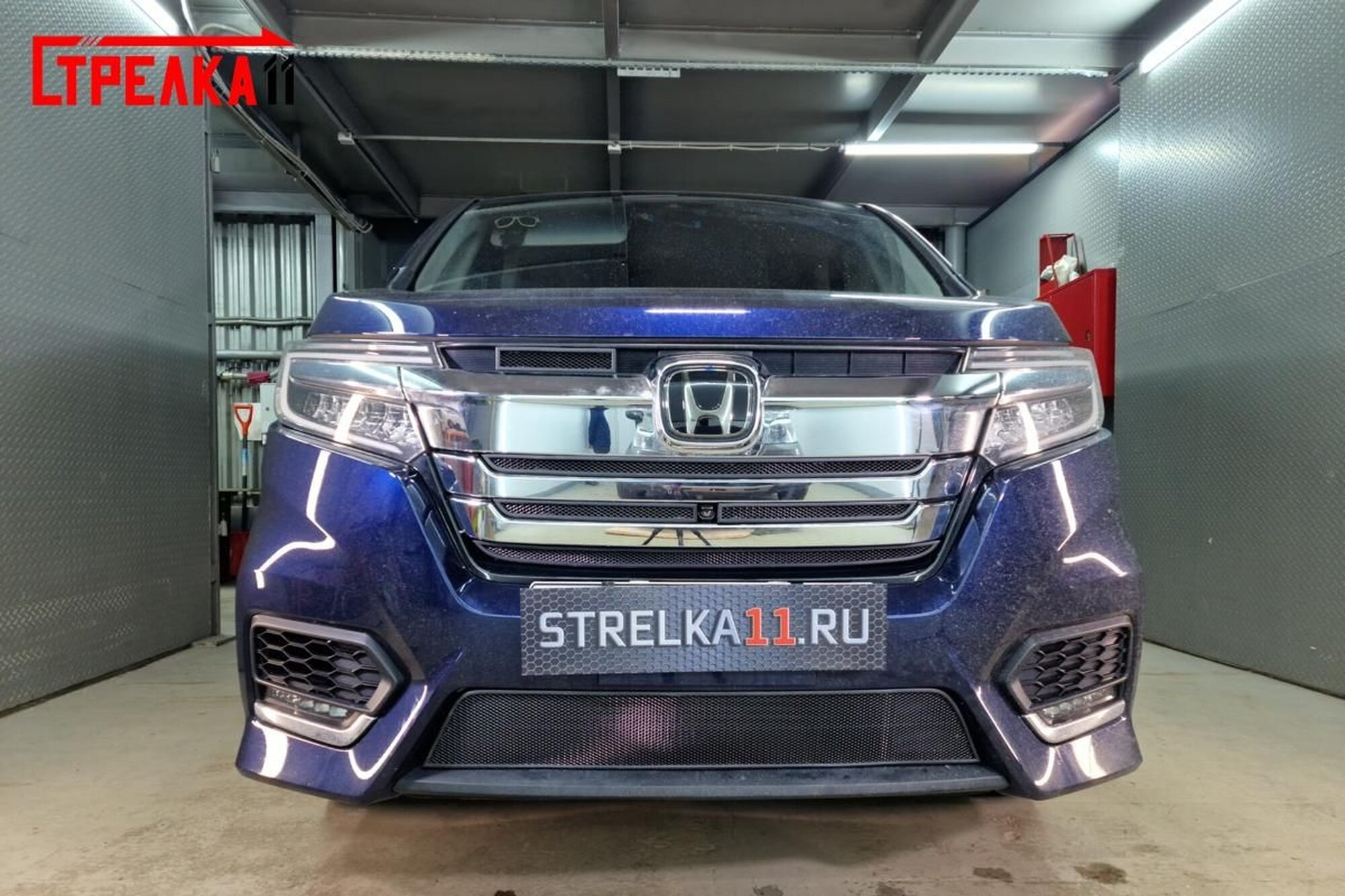 Защитная сетка радиатора с окантовкой и защелками для Honda Stepwgn (Spada) 2017-2021 (V рестайлинг), 6шт, с камерой