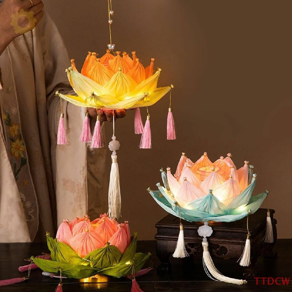 Искусственная лампа в виде лотоса