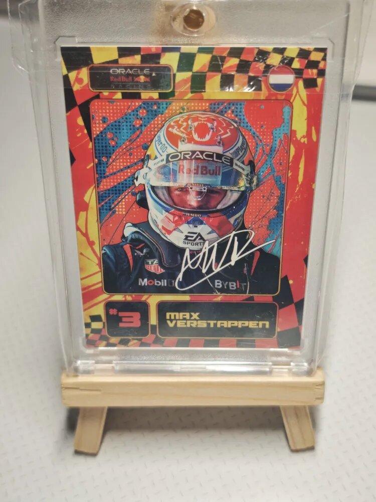 Специальная светоотражающая карточка Topps с изображением шлема пилота Формулы-1 MAX VERSTAPPEN