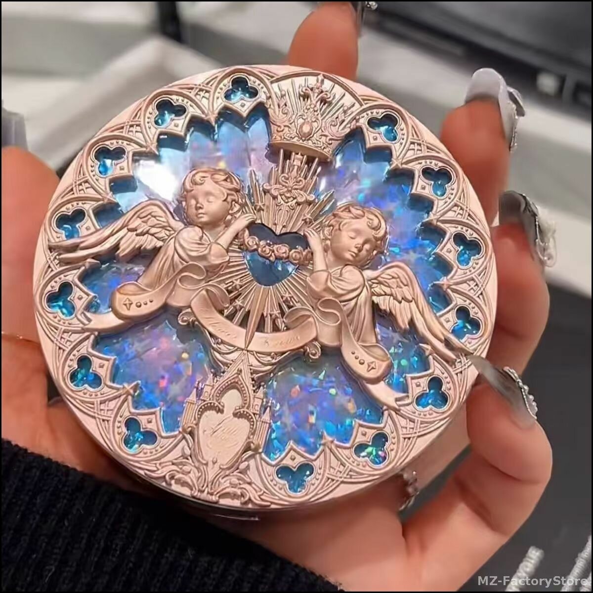 Пудра-хайлайтер Flower Knows Little Angel Emboss, естественно осветляет водянистую и трехмерную основу для макияжа.