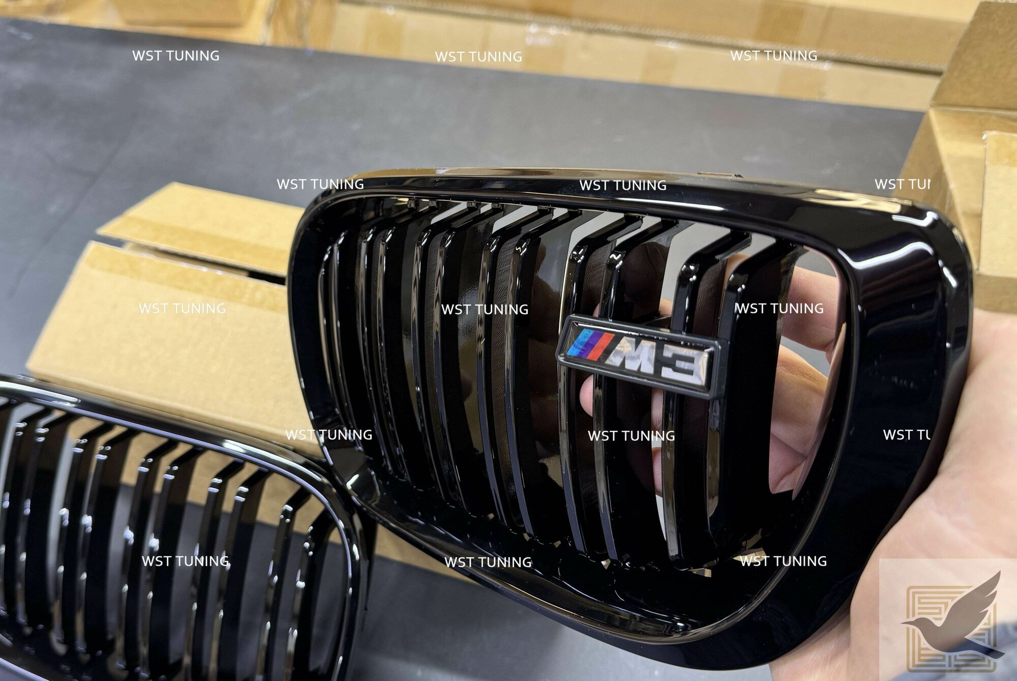 Ноздри M-стиля для BMW E46 рестайлинг седан, чёрные глянцевые решётки со шильдом WST tuning, требуют регулировки
