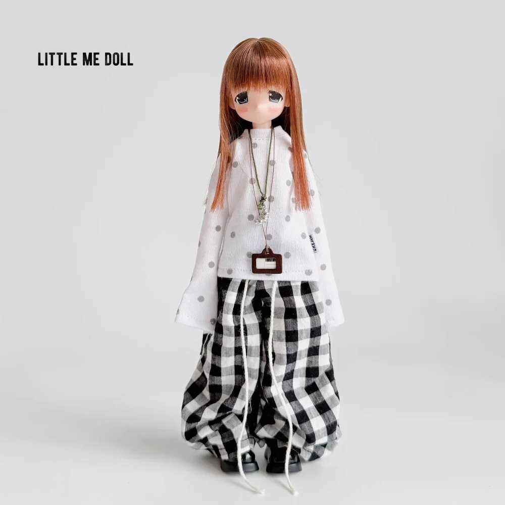Кукла Little Me Doll в белой футболке в горошек и клетчатой юбке