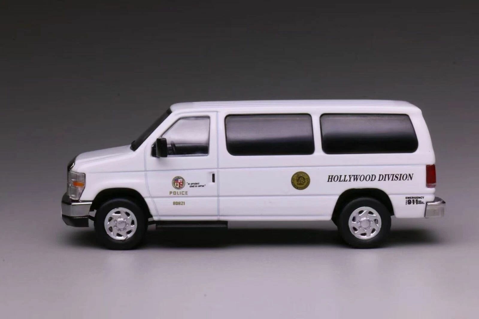 Машинка 1:64 596 White Hollywood Ford E350 Super Duty Wagon Van Model Diecast Metal Car