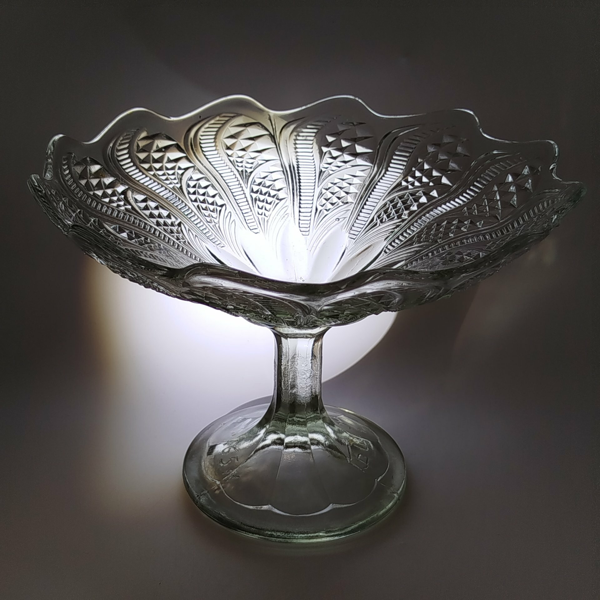 Фруктовница с волнистым краем и гранёным декором, стекло, пресс, СССР, 1950-1960 гг.
