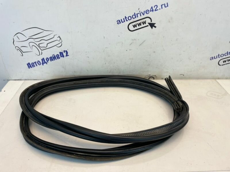 Уплотнитель двери багажника Renault Duster 2014 908300023R HSM F4RA400 (с пробегом)