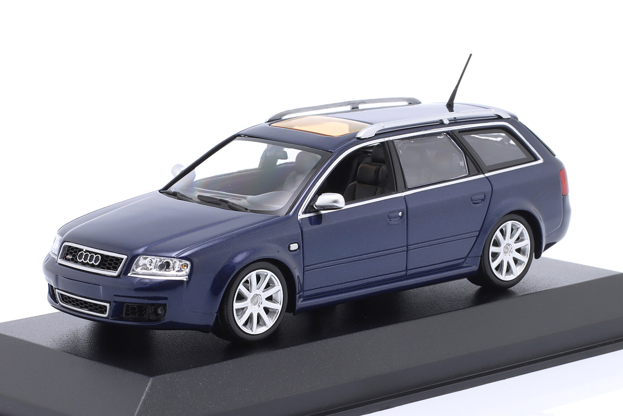 Модель коллекционная MAXICHAMPS Audi RS6 avant 2002 blue metallic / ауди РС6 синий