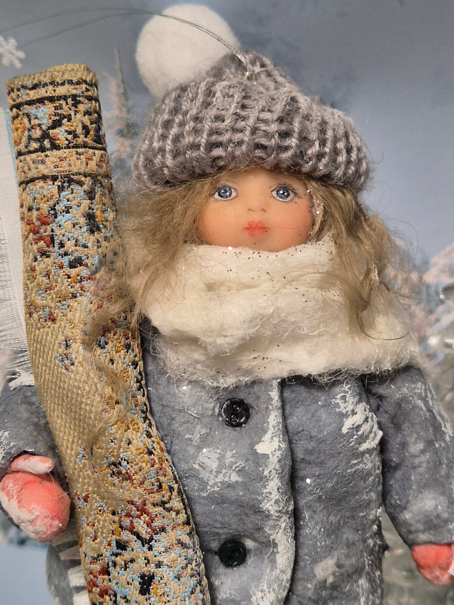 Ёлочная игрушка Affavatta, "Девочка с ковром", 12см, ручная роспись