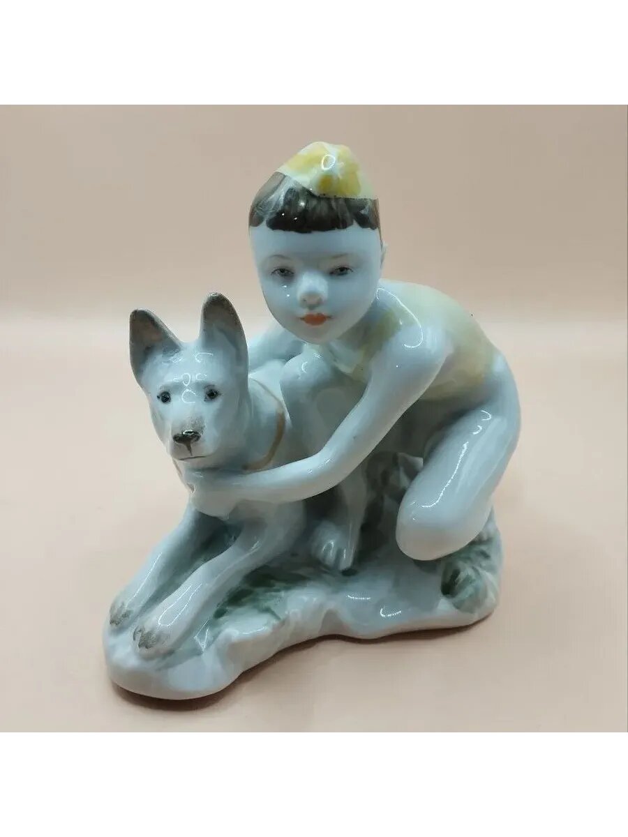 Статуэтка винтажная Юный пограничник с собакой