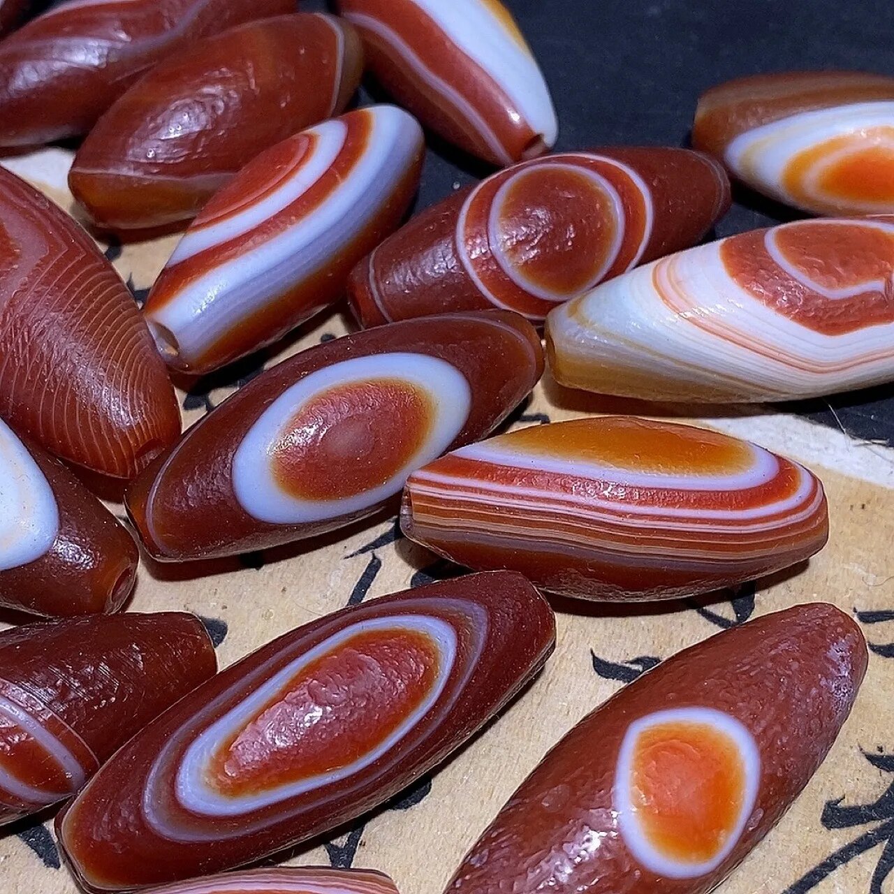 Натуральный тибетский агат бусины Дзи красные 15x40 мм