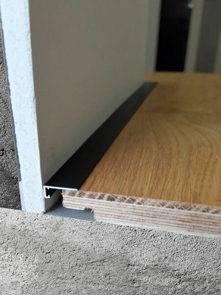 Микроплинтус щелевой Алюминиевый 16х6 мм, Черный матовый Анодированный, 2700 мм -1 шт